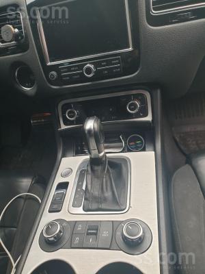 Black Volkswagen Touareg 2012 in Jekabpils, with an engine capacity of 3.00 L and mileage of 218 thousand km for 12000 €, photo 7 on AUTOMOTO.COM.LV