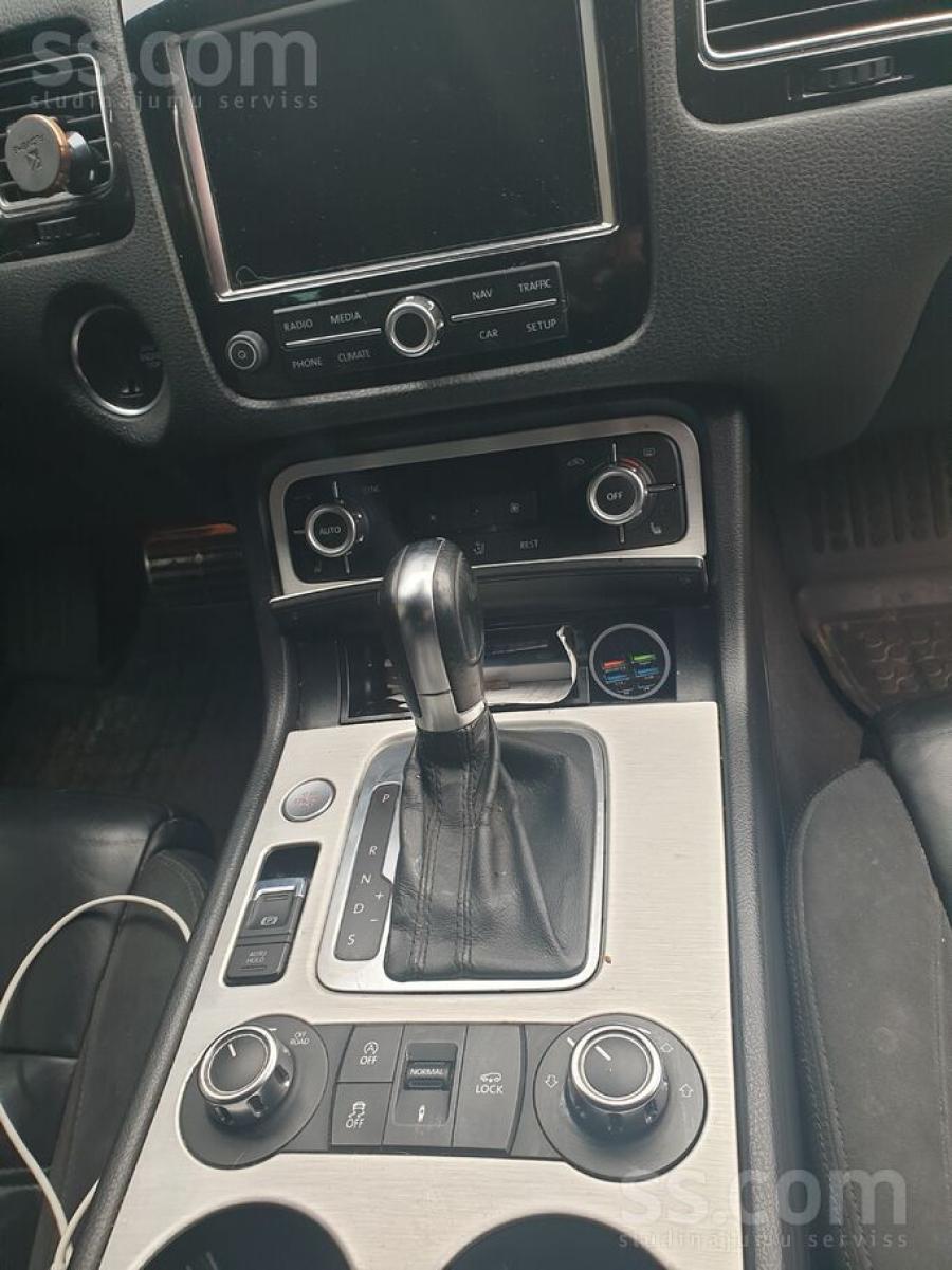 Black Volkswagen Touareg 2012 in Jekabpils, with an engine capacity of 3.00 L and mileage of 218 thousand km for 12000 €, photo 7 on AUTOMOTO.COM.LV