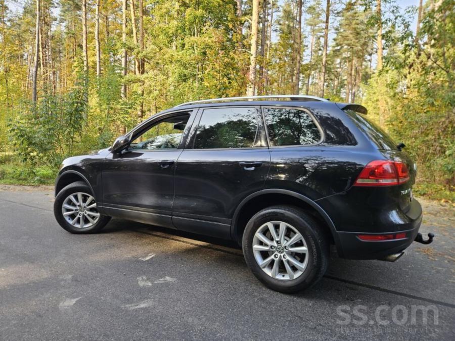 Black Volkswagen Touareg 2012 in Riga, with an engine capacity of 3.00 L and mileage of 250 thousand km for 11250 €, photo 7 on AUTOMOTO.COM.LV