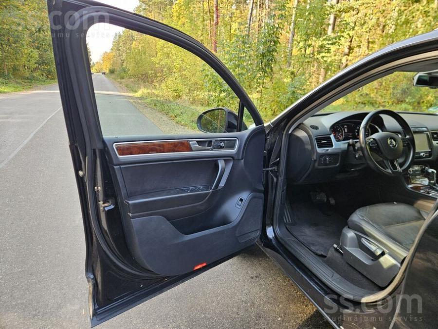 Black Volkswagen Touareg 2012 in Riga, with an engine capacity of 3.00 L and mileage of 250 thousand km for 11250 €, photo 14 on AUTOMOTO.COM.LV