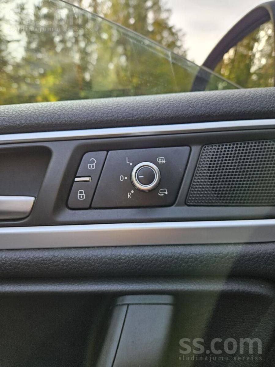 Black Volkswagen Touareg 2012 in Riga, with an engine capacity of 3.00 L and mileage of 250 thousand km for 11250 €, photo 15 on AUTOMOTO.COM.LV