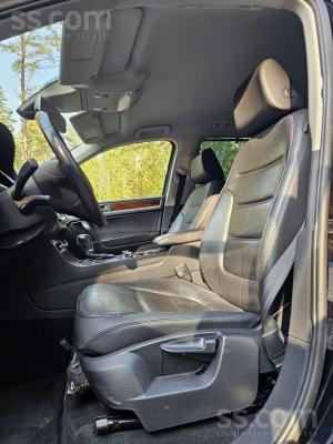 Black Volkswagen Touareg 2012 in Riga, with an engine capacity of 3.00 L and mileage of 250 thousand km for 11250 €, photo 16 on AUTOMOTO.COM.LV