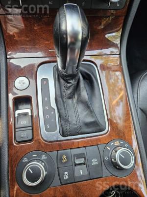Black Volkswagen Touareg 2012 in Riga, with an engine capacity of 3.00 L and mileage of 250 thousand km for 11250 €, photo 18 on AUTOMOTO.COM.LV