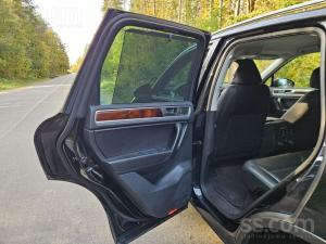 Black Volkswagen Touareg 2012 in Riga, with an engine capacity of 3.00 L and mileage of 250 thousand km for 11250 €, photo 21 on AUTOMOTO.COM.LV