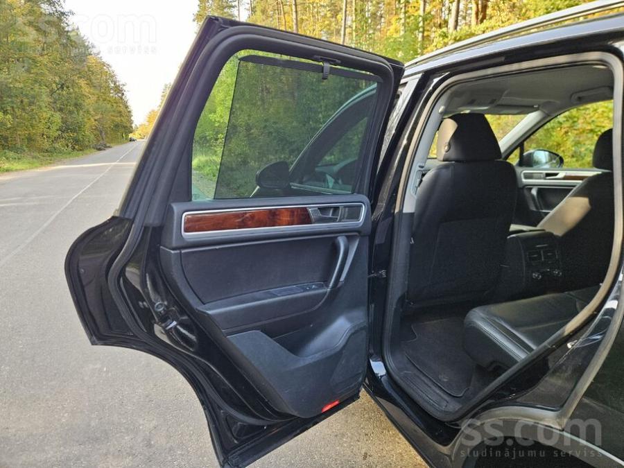 Black Volkswagen Touareg 2012 in Riga, with an engine capacity of 3.00 L and mileage of 250 thousand km for 11250 €, photo 21 on AUTOMOTO.COM.LV