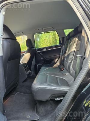 Black Volkswagen Touareg 2012 in Riga, with an engine capacity of 3.00 L and mileage of 250 thousand km for 11250 €, photo 22 on AUTOMOTO.COM.LV