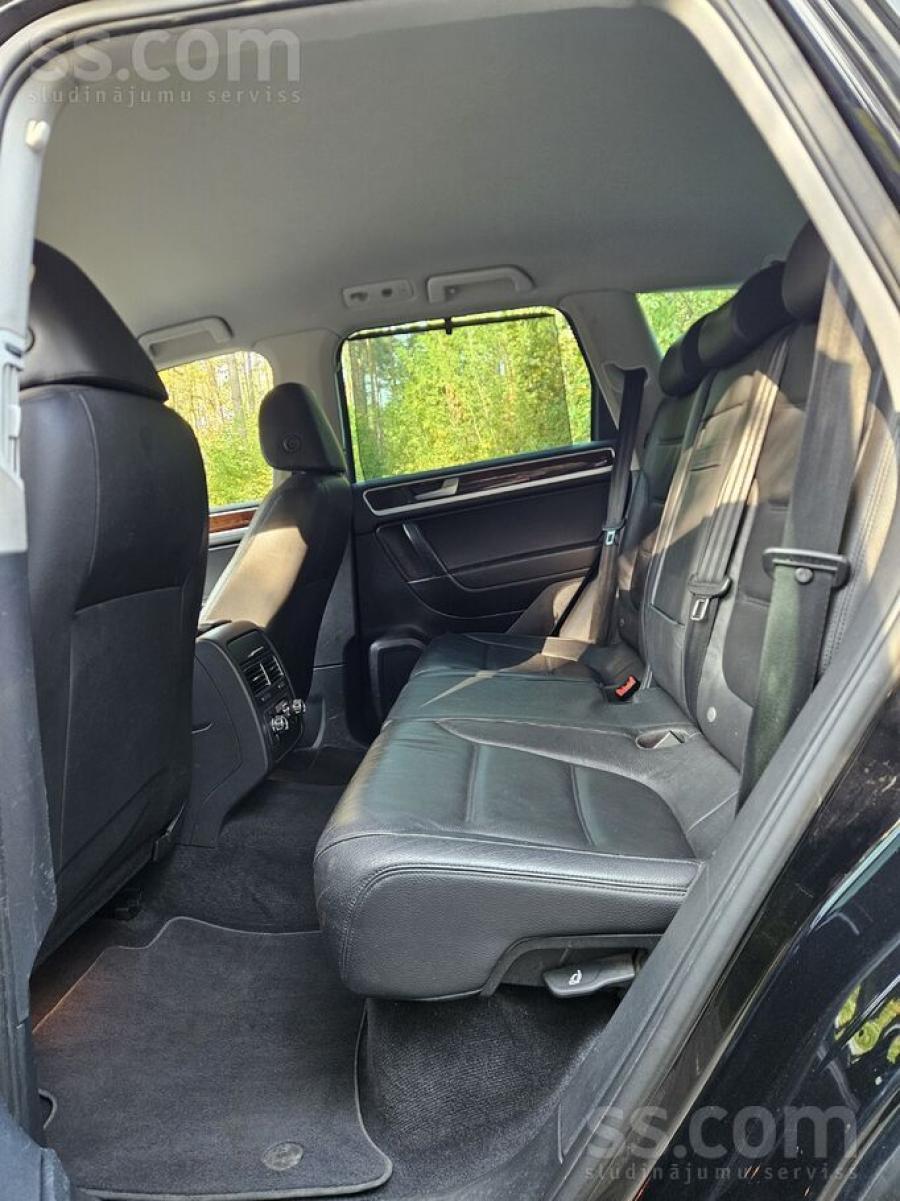 Black Volkswagen Touareg 2012 in Riga, with an engine capacity of 3.00 L and mileage of 250 thousand km for 11250 €, photo 22 on AUTOMOTO.COM.LV
