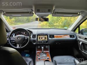 Black Volkswagen Touareg 2012 in Riga, with an engine capacity of 3.00 L and mileage of 250 thousand km for 11250 €, photo 24 on AUTOMOTO.COM.LV