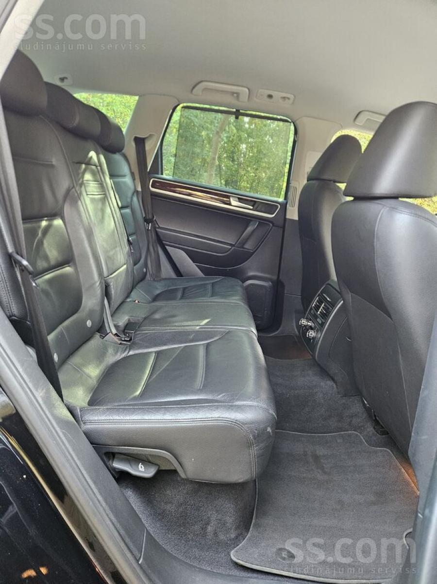 Black Volkswagen Touareg 2012 in Riga, with an engine capacity of 3.00 L and mileage of 250 thousand km for 11250 €, photo 30 on AUTOMOTO.COM.LV