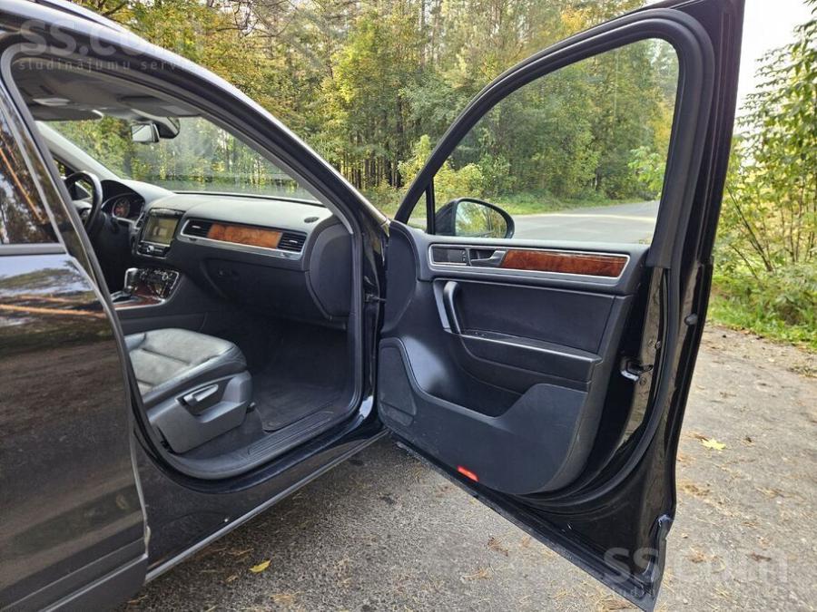 Black Volkswagen Touareg 2012 in Riga, with an engine capacity of 3.00 L and mileage of 250 thousand km for 11250 €, photo 31 on AUTOMOTO.COM.LV