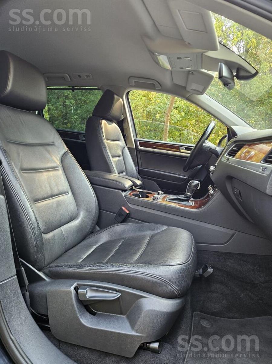 Black Volkswagen Touareg 2012 in Riga, with an engine capacity of 3.00 L and mileage of 250 thousand km for 11250 €, photo 32 on AUTOMOTO.COM.LV