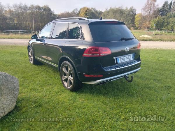 Black Volkswagen Touareg 2012 in Tallinn, with an engine capacity of 3.00 L and mileage of 260 thousand km for 12999 €, photo 7 on AUTOMOTO.COM.LV