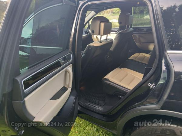 Black Volkswagen Touareg 2012 in Tallinn, with an engine capacity of 3.00 L and mileage of 260 thousand km for 12999 €, photo 10 on AUTOMOTO.COM.LV