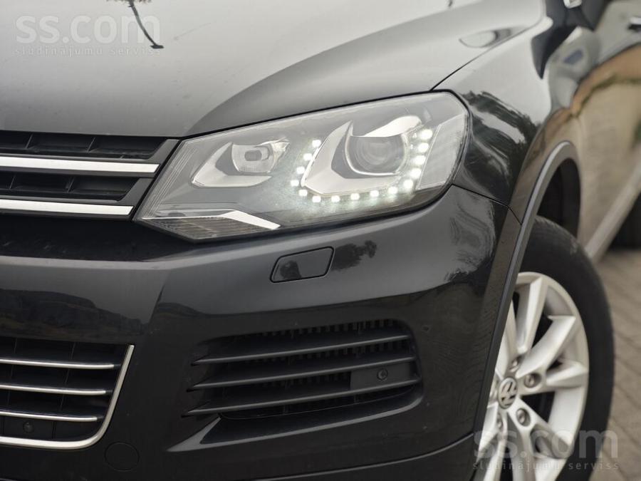 Black Volkswagen Touareg 2012 in Riga, with an engine capacity of 3.00 L and mileage of 164 thousand km for 16000 €, photo 3 on AUTOMOTO.COM.LV