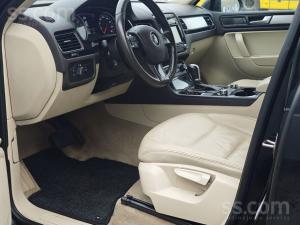 Black Volkswagen Touareg 2012 in Riga, with an engine capacity of 3.00 L and mileage of 164 thousand km for 16000 €, photo 9 on AUTOMOTO.COM.LV