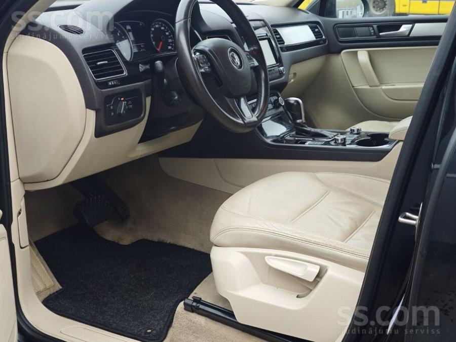 Black Volkswagen Touareg 2012 in Riga, with an engine capacity of 3.00 L and mileage of 164 thousand km for 16000 €, photo 9 on AUTOMOTO.COM.LV
