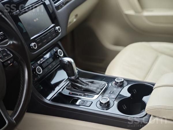 Melns Volkswagen Touareg 2012 Rīga, ar dzinēja tilpumu 3.00 L un nobraukumu 164 tūkst. km par 16000 €, foto 10 vietnē AUTOMOTO.COM.LV