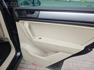 Black Volkswagen Touareg 2012 in Riga, with an engine capacity of 3.00 L and mileage of 164 thousand km for 16000 €, photo 14 on AUTOMOTO.COM.LV