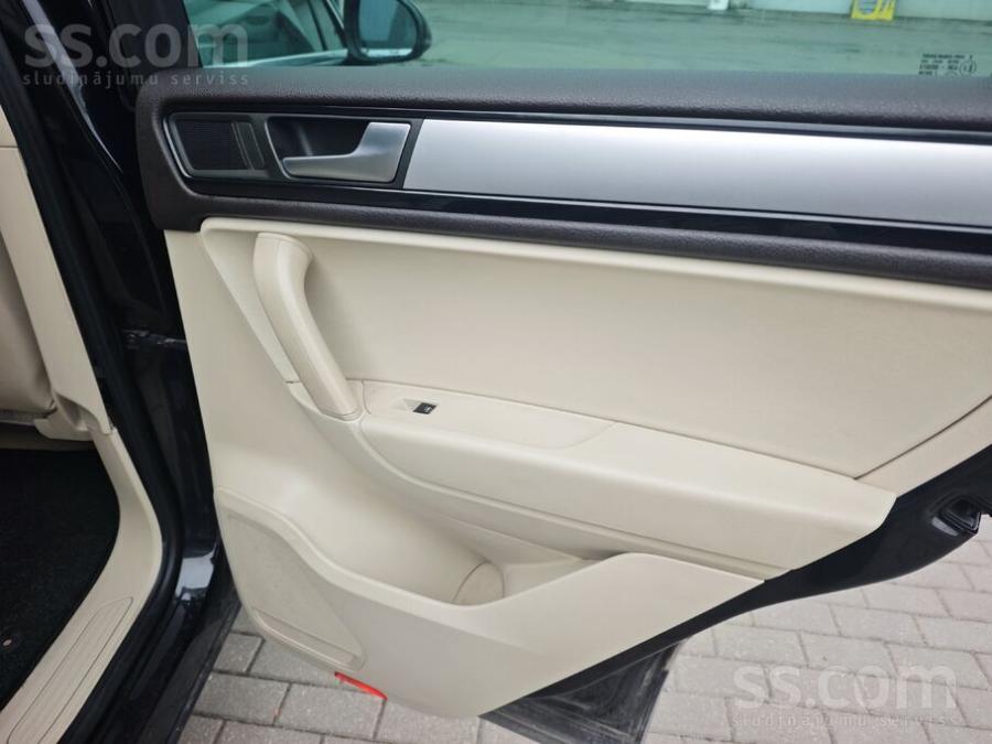 Black Volkswagen Touareg 2012 in Riga, with an engine capacity of 3.00 L and mileage of 164 thousand km for 16000 €, photo 14 on AUTOMOTO.COM.LV