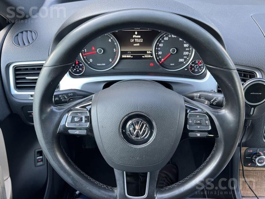 Melns Volkswagen Touareg 2013 Rīga, ar dzinēja tilpumu 3.00 L un nobraukumu 312 tūkst. km par 11100 €, foto 3 vietnē AUTOMOTO.COM.LV