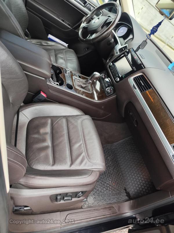 Black Volkswagen Touareg 2013 in Tallinn, with an engine capacity of 3.00 L and mileage of 181 thousand km for 14000 €, photo 11 on AUTOMOTO.COM.LV