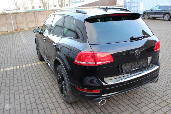 Black Volkswagen Touareg 2013 in Klaipeda, with an engine capacity of 2.97 L and mileage of 197 thousand km for 11900 €, photo 4 on AUTOMOTO.COM.LV