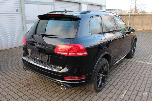 Black Volkswagen Touareg 2013 in Klaipeda, with an engine capacity of 2.97 L and mileage of 197 thousand km for 11900 €, photo 6 on AUTOMOTO.COM.LV