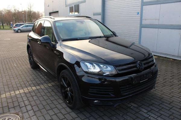 Black Volkswagen Touareg 2013 in Klaipeda, with an engine capacity of 2.97 L and mileage of 197 thousand km for 11900 €, photo 8 on AUTOMOTO.COM.LV