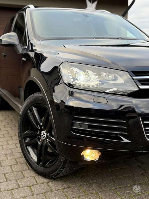 Black Volkswagen Touareg 2013 in Kedainiai, with an engine capacity of 2.97 L and mileage of 274 thousand km for 12250 €, photo 6 on AUTOMOTO.COM.LV
