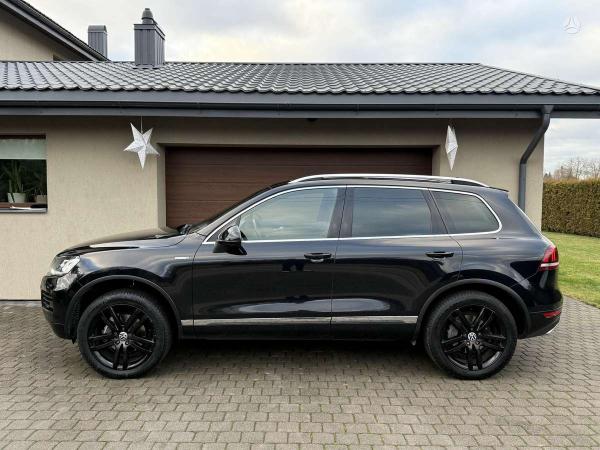 Black Volkswagen Touareg 2013 in Kedainiai, with an engine capacity of 2.97 L and mileage of 274 thousand km for 12250 €, photo 7 on AUTOMOTO.COM.LV