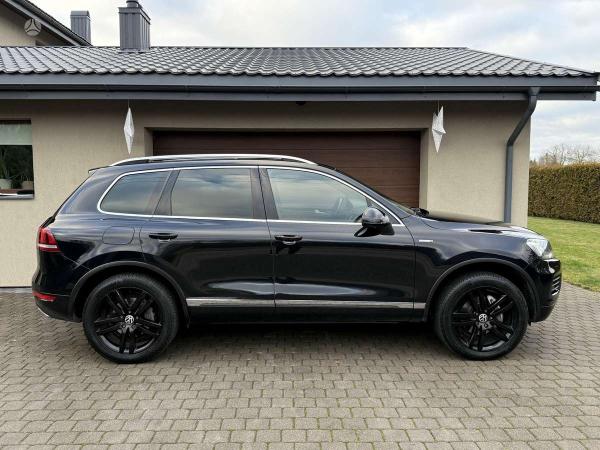 Black Volkswagen Touareg 2013 in Kedainiai, with an engine capacity of 2.97 L and mileage of 274 thousand km for 12250 €, photo 8 on AUTOMOTO.COM.LV