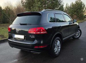 Black Volkswagen Touareg 2013 in Vilnius, with an engine capacity of 2.97 L and mileage of 235 thousand km for 10500 €, photo 3 on AUTOMOTO.COM.LV