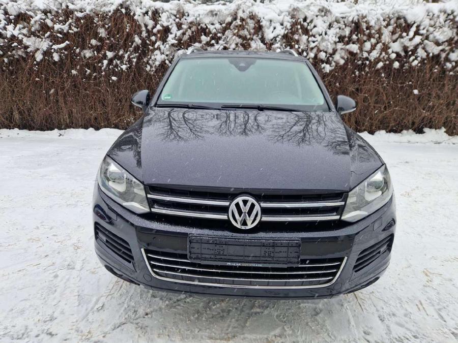 Black Volkswagen Touareg 2013 in Vilnius, with an engine capacity of 2.97 L and mileage of 215 thousand km for 13350 €, photo 2 on AUTOMOTO.COM.LV