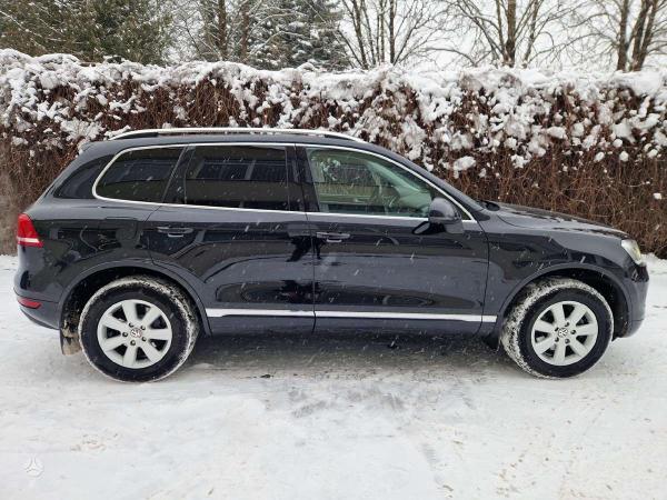 Black Volkswagen Touareg 2013 in Vilnius, with an engine capacity of 2.97 L and mileage of 215 thousand km for 13350 €, photo 4 on AUTOMOTO.COM.LV
