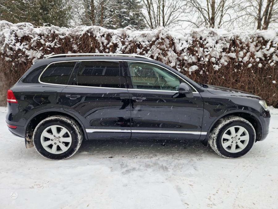 Black Volkswagen Touareg 2013 in Vilnius, with an engine capacity of 2.97 L and mileage of 215 thousand km for 13350 €, photo 4 on AUTOMOTO.COM.LV