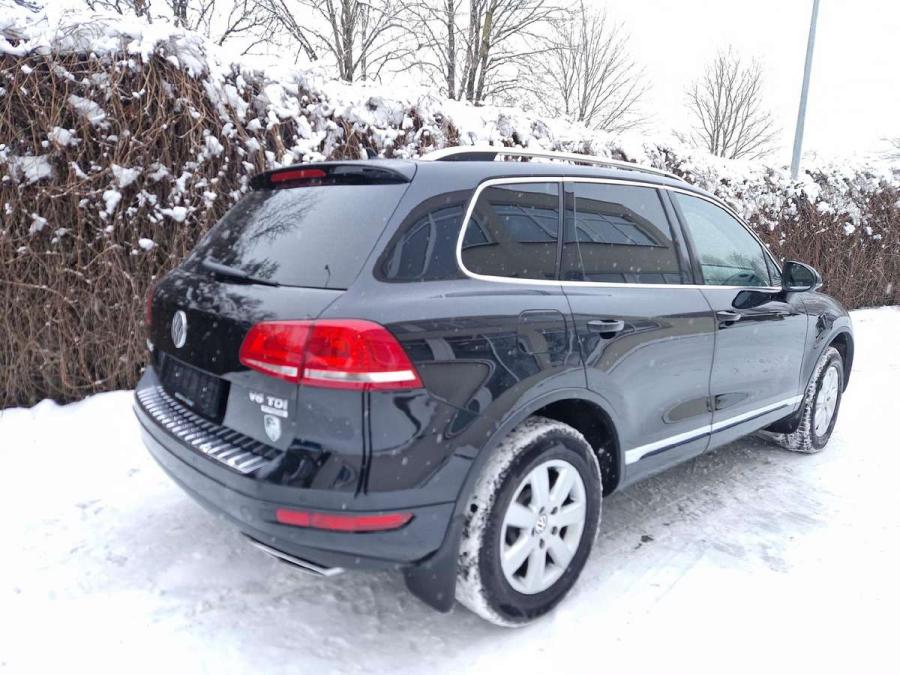 Black Volkswagen Touareg 2013 in Vilnius, with an engine capacity of 2.97 L and mileage of 215 thousand km for 13350 €, photo 5 on AUTOMOTO.COM.LV