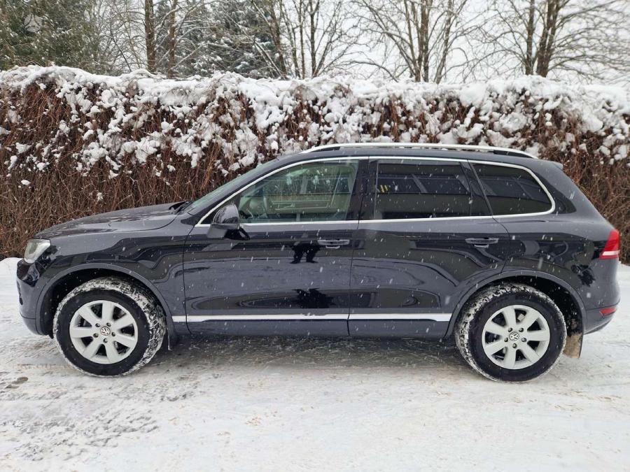 Black Volkswagen Touareg 2013 in Vilnius, with an engine capacity of 2.97 L and mileage of 215 thousand km for 13350 €, photo 8 on AUTOMOTO.COM.LV