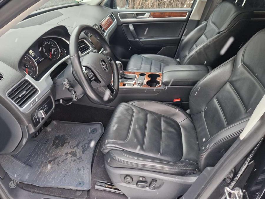 Black Volkswagen Touareg 2013 in Vilnius, with an engine capacity of 2.97 L and mileage of 215 thousand km for 13350 €, photo 11 on AUTOMOTO.COM.LV