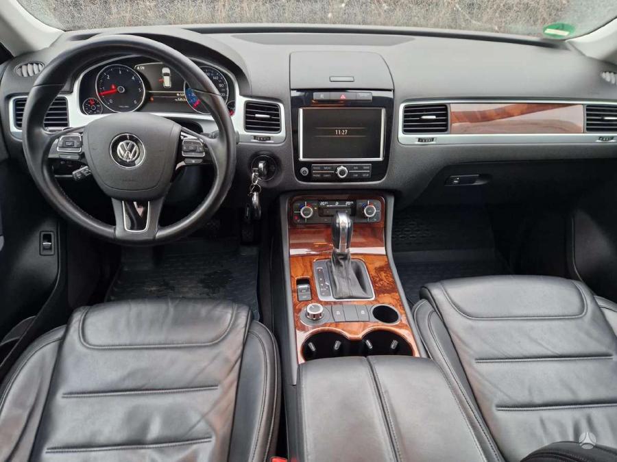 Black Volkswagen Touareg 2013 in Vilnius, with an engine capacity of 2.97 L and mileage of 215 thousand km for 13350 €, photo 14 on AUTOMOTO.COM.LV