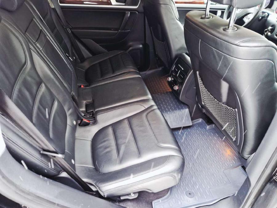 Black Volkswagen Touareg 2013 in Vilnius, with an engine capacity of 2.97 L and mileage of 215 thousand km for 13350 €, photo 21 on AUTOMOTO.COM.LV