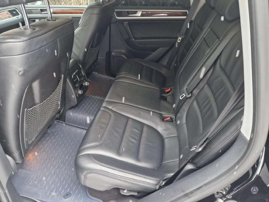 Black Volkswagen Touareg 2013 in Vilnius, with an engine capacity of 2.97 L and mileage of 215 thousand km for 13350 €, photo 26 on AUTOMOTO.COM.LV