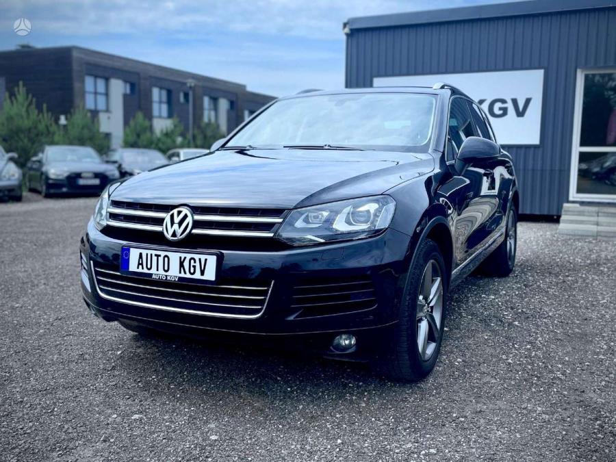 Black Volkswagen Touareg 2013 in Vilnius, with an engine capacity of 3.00 L and mileage of 321 thousand km for 12900 €, photo 2 on AUTOMOTO.COM.LV