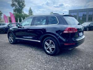 Black Volkswagen Touareg 2013 in Vilnius, with an engine capacity of 3.00 L and mileage of 321 thousand km for 12900 €, photo 3 on AUTOMOTO.COM.LV
