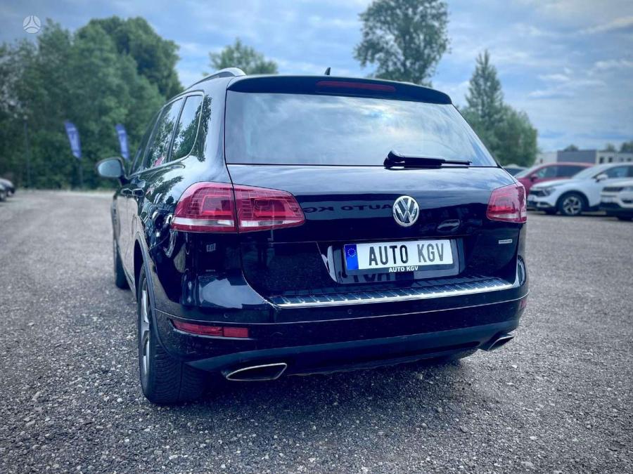 Black Volkswagen Touareg 2013 in Vilnius, with an engine capacity of 3.00 L and mileage of 321 thousand km for 12900 €, photo 4 on AUTOMOTO.COM.LV