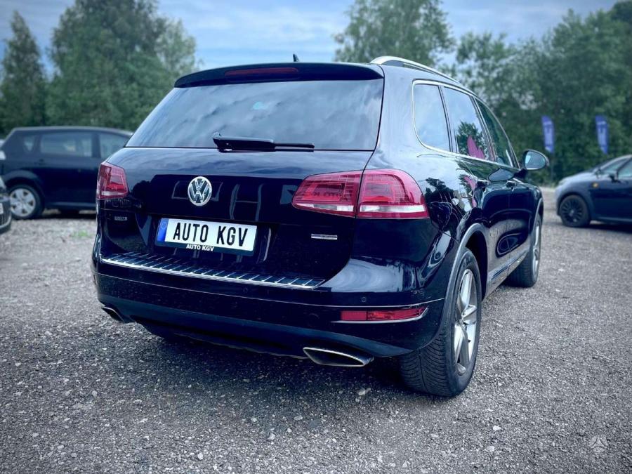 Black Volkswagen Touareg 2013 in Vilnius, with an engine capacity of 3.00 L and mileage of 321 thousand km for 12900 €, photo 5 on AUTOMOTO.COM.LV