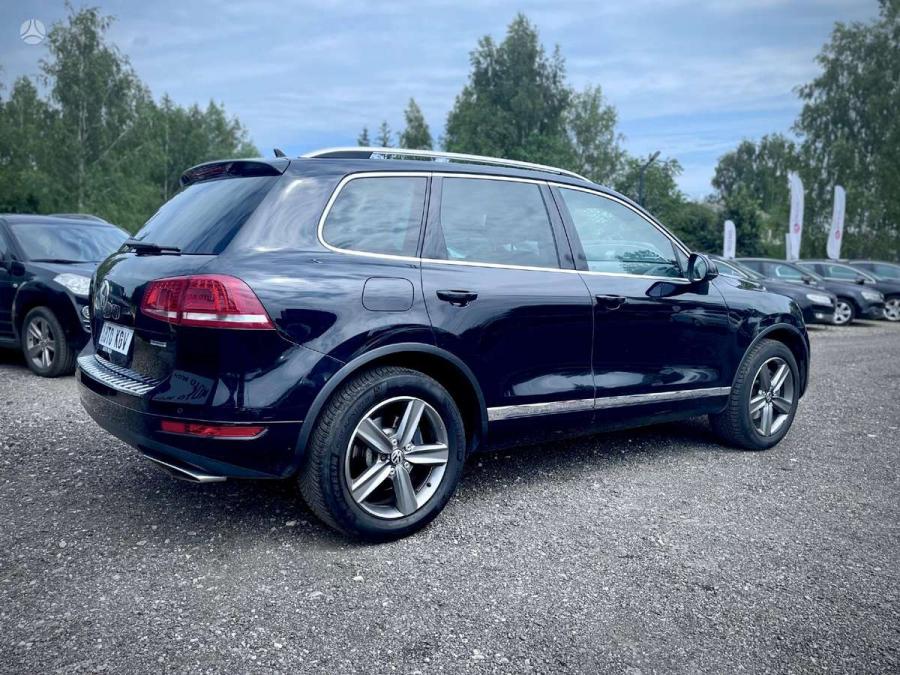 Black Volkswagen Touareg 2013 in Vilnius, with an engine capacity of 3.00 L and mileage of 321 thousand km for 12900 €, photo 6 on AUTOMOTO.COM.LV