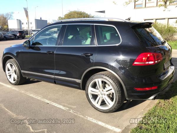 Black Volkswagen Touareg 2013 in Tallinn, with an engine capacity of 3.00 L and mileage of 275 thousand km for 13800 €, photo 5 on AUTOMOTO.COM.LV