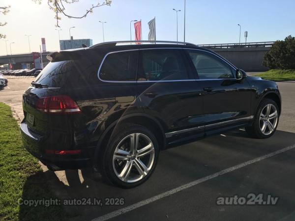 Black Volkswagen Touareg 2013 in Tallinn, with an engine capacity of 3.00 L and mileage of 275 thousand km for 13800 €, photo 6 on AUTOMOTO.COM.LV