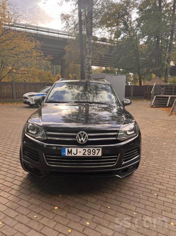 Melns Volkswagen Touareg 2013 Rīga, ar dzinēja tilpumu 4.20 L un nobraukumu 240 tūkst. km par 18300 €, foto 1 vietnē AUTOMOTO.COM.LV