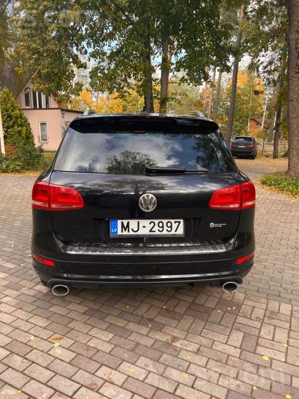Melns Volkswagen Touareg 2013 Rīga, ar dzinēja tilpumu 4.20 L un nobraukumu 240 tūkst. km par 18300 €, foto 2 vietnē AUTOMOTO.COM.LV